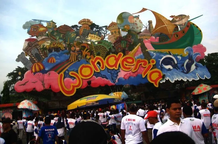 10 Taman Rekreasi di Indonesia yang Nggak Kalah Keren dari Disneyland
