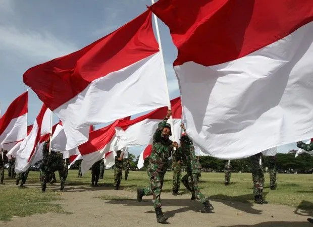 Posting Foto Bendera Robek, Anya Geraldine dan Nadine Chandrawinata ...
