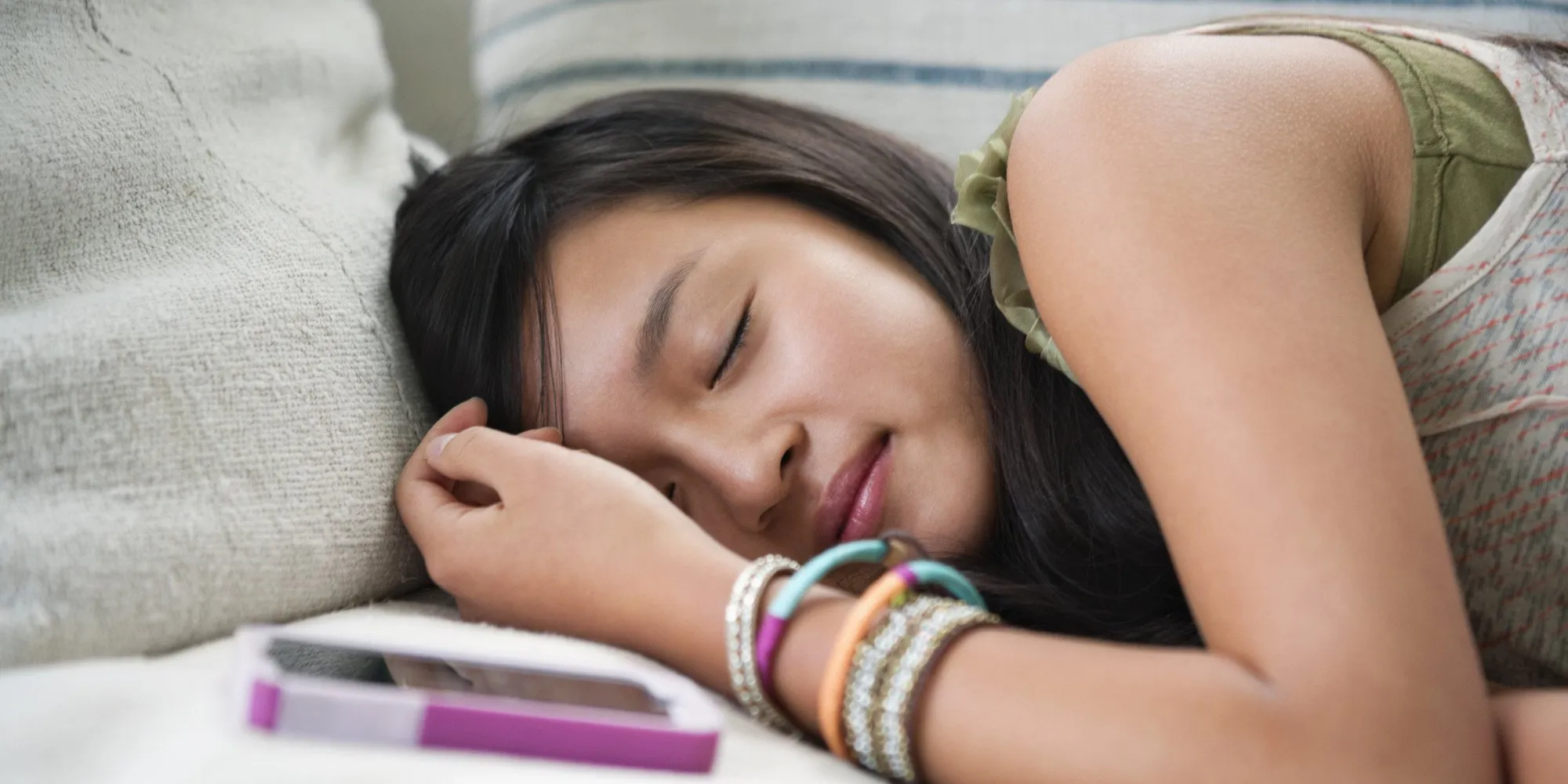 Jangan Tidur Dengan Handphone Menyala! 7 Hal Buruk Ini Bisa Datang Tiba ...