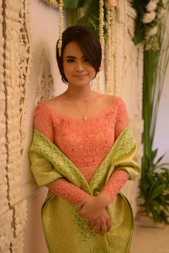 14+ Ide Selendang Sampiran di Bahu buat Padanan Kebaya. Anggun dan ...