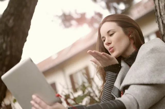 7 Hadiah yang Paling Cocok Untuk Pasangan LDR, Bikin Jarak Justru Makin ...
