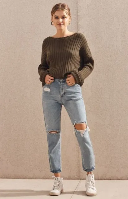 5 Warna Sweater yang Paling Pas Dipadukan dengan Celana Jeans Robek ...