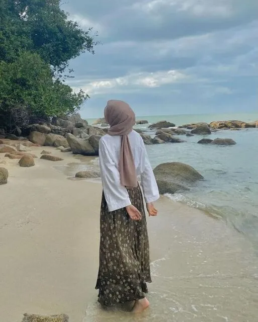 10 OOTD Pantai Hijab yang Stylish, Adem, dan Simple
