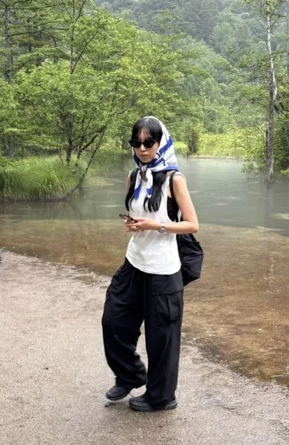 9 Outfit ke Curug buat Cewek agar Tampilan Tetap Kece Meski Basah Kuyup