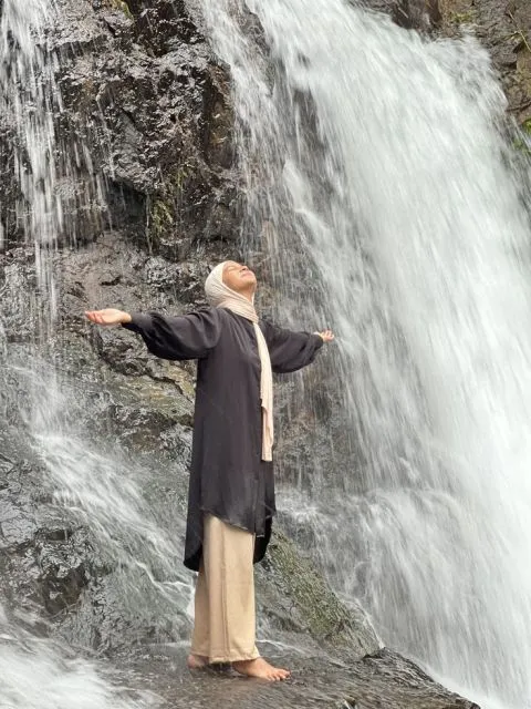 9 Outfit ke Curug buat Cewek agar Tampilan Tetap Kece Meski Basah Kuyup
