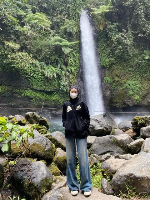 9 Outfit ke Curug buat Cewek agar Tampilan Tetap Kece Meski Basah Kuyup